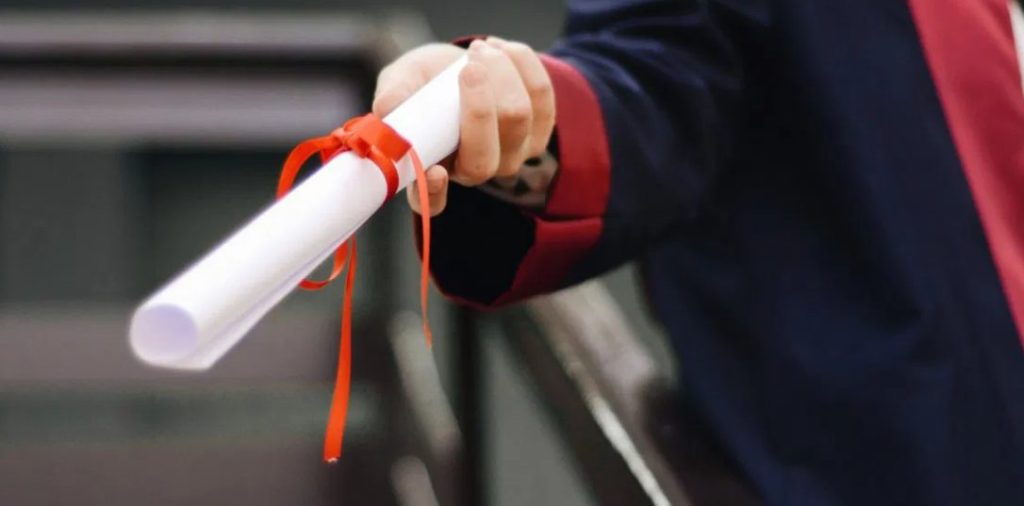 Priznao da je prodavao diplome, osuđen na godinu zatvora i 40.000 KM ...