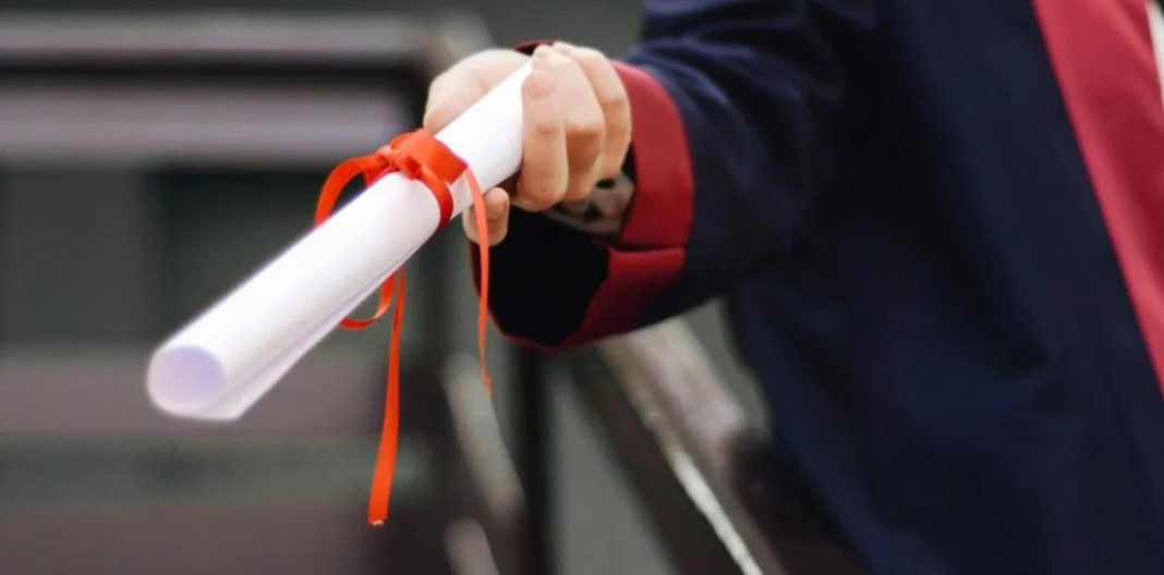 Priznao da je prodavao diplome, osuđen na godinu zatvora i 40.000 KM ...