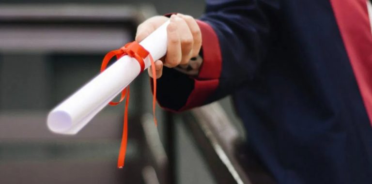 Priznao da je prodavao diplome, osuđen na godinu zatvora i 40.000 KM ...